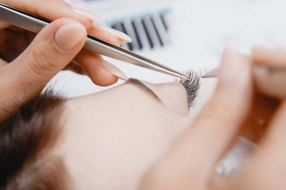 Devenir prothésiste ciliaire : l'essenteil à savoir sur le parcours